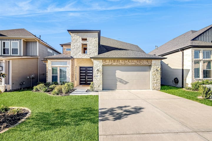 4br Stunner With Water Views, Balcony, & Streaming - Willis, TX