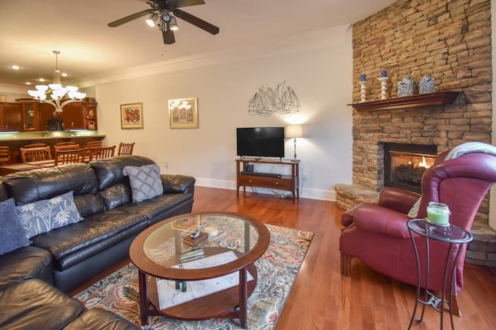 Lake-view 2br With Pool - Walk To Marina & Dining - Hiawassee, GA