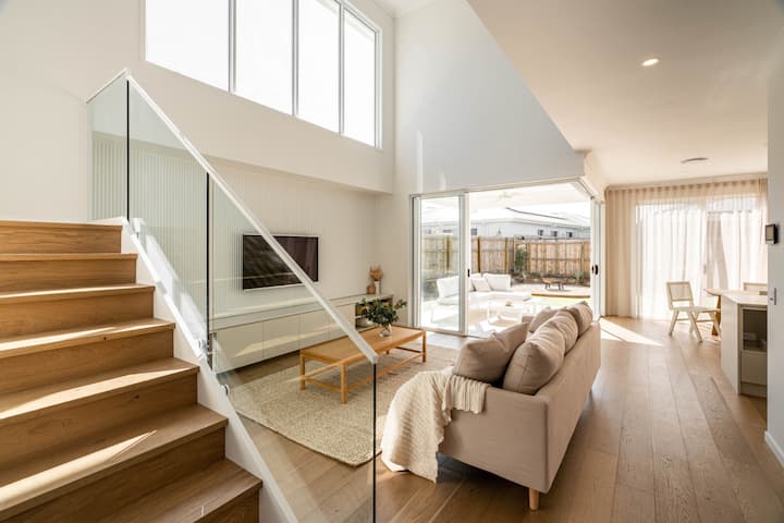 Creamelegance: Brand-new Luxury 5br Ex-displayhome - Logan Village