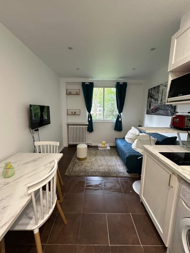 Chic Neuilly Studio W/ Modern Amenities - Neuilly-sur-Seine