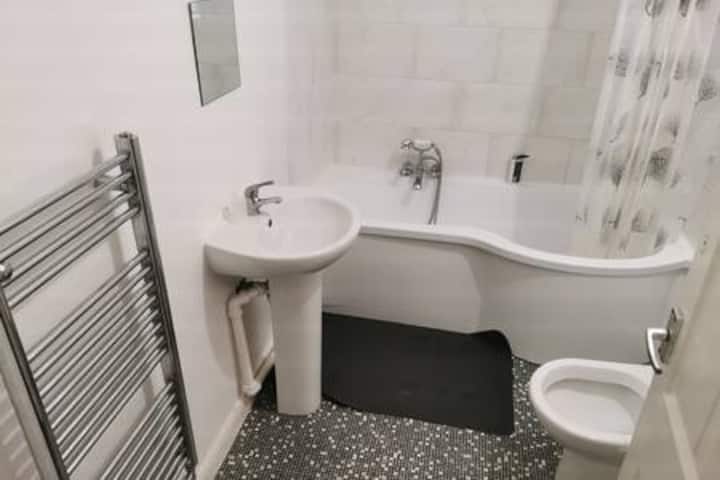 Room 3, Shared Toilet And Bathroom - Doncaster
