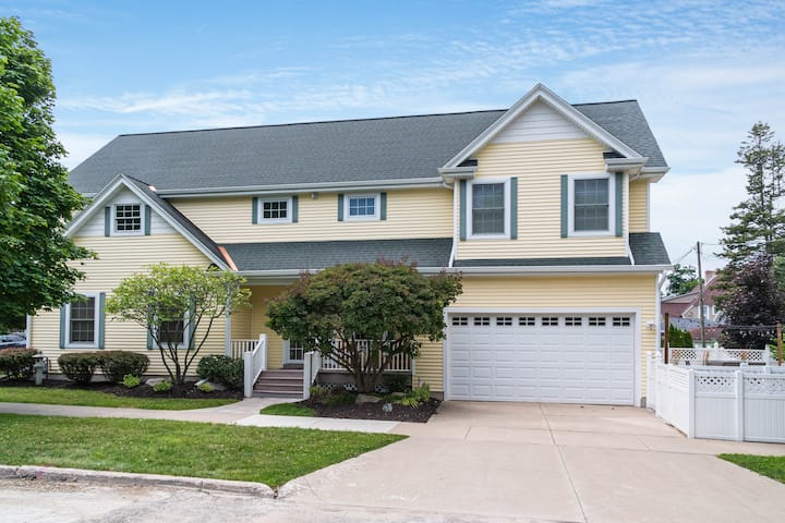 5 Bedroom Coastal Beach House - South Haven, MI