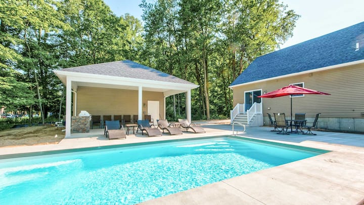 Pool, Fire Pit & Home Theater - Walk To Beach - South Haven, MI