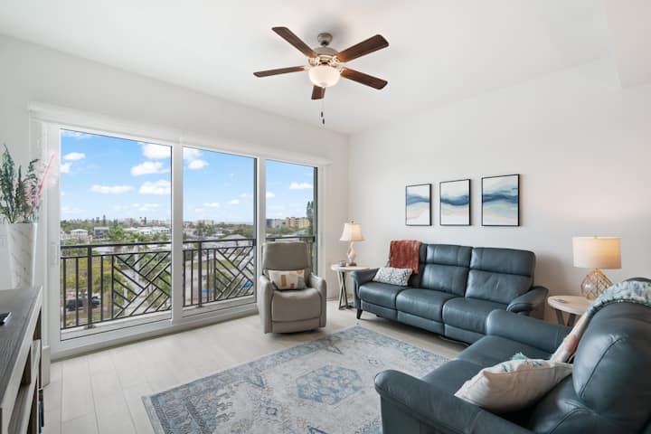 Luxury Condo At The Harbor, Madeira Beach - Madeira Beach, FL