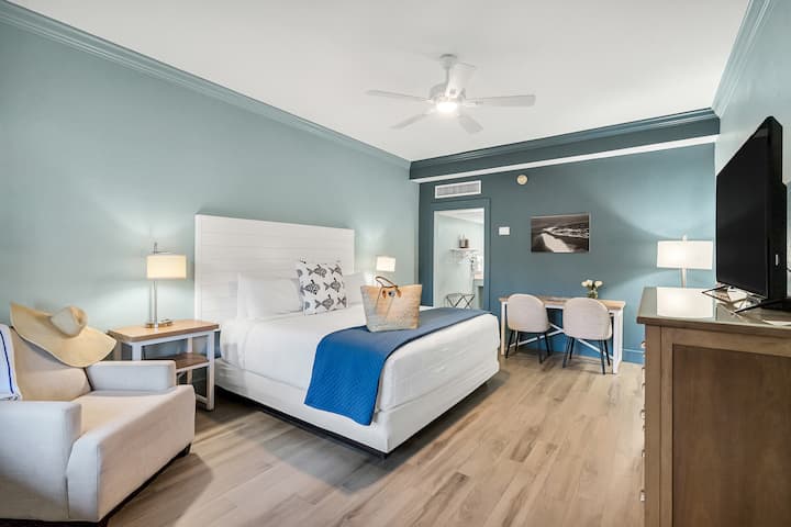 1 King Bed / Just Steps From The Beach! - Destin, FL