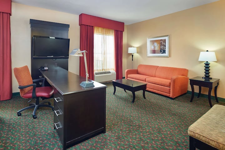 Relaxing Inn Near Dr. Pepper Museum! Indoor Pool! - Waco, TX
