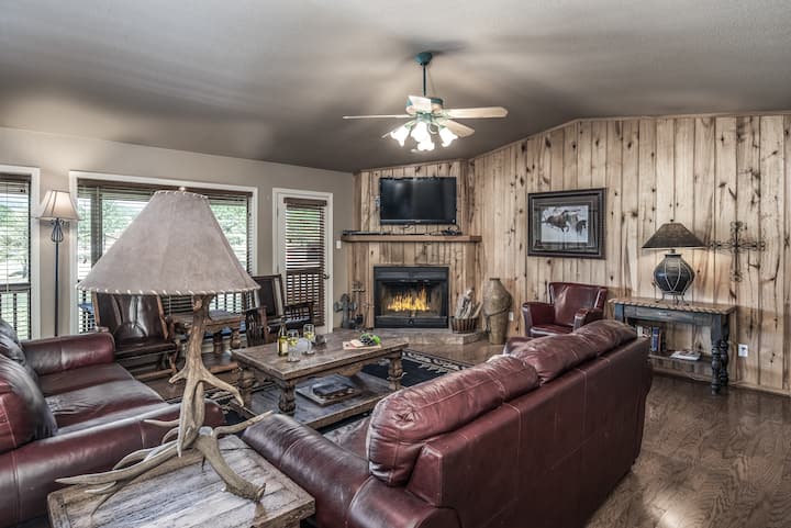 Bogie | Wood-burning Fireplaces + Pool Table - Ruidoso, NM