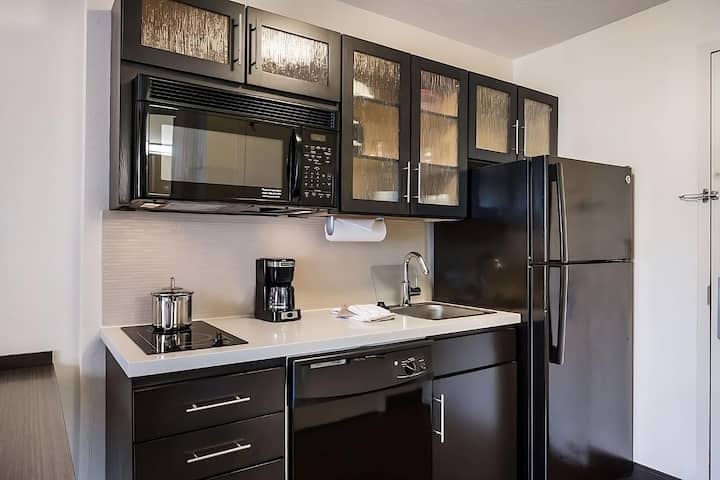 Comfortable Suites: Pet-friendly & Fully Equipped - Burlington, MA