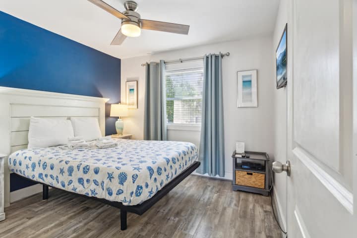 Central Condo, 1 Block To Beach, 2 Queen Beds - Sandbridge Beach, VA