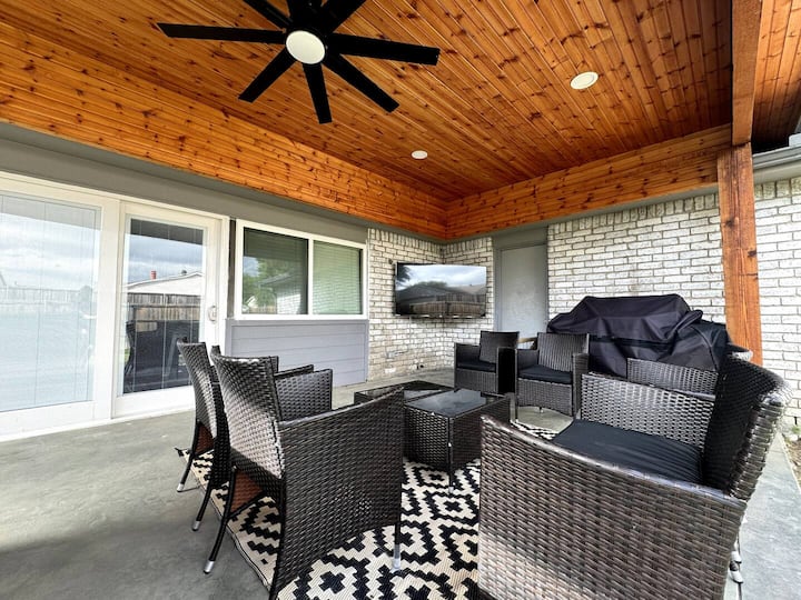 Red Door Hideaway | 3bd With Private Hot Tub! - Frisco, TX