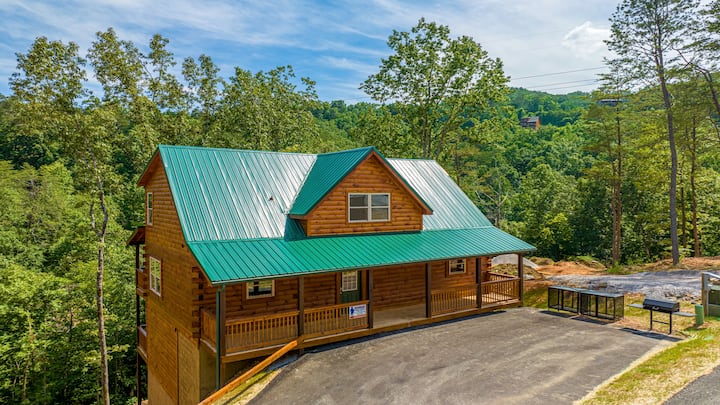 Hillbilly Hideaway *Located Close To The Island - Pigeon Forge, TN