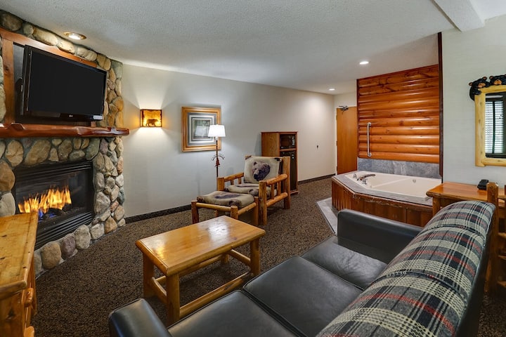 Theme Suite W/ Whirlpool, Stoney Creek Peoria - Peoria, IL