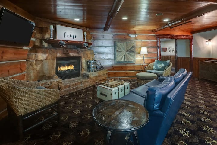 Theme Suite W/ Whirlpool, Stoney Creek | 2 Units - Peoria, IL