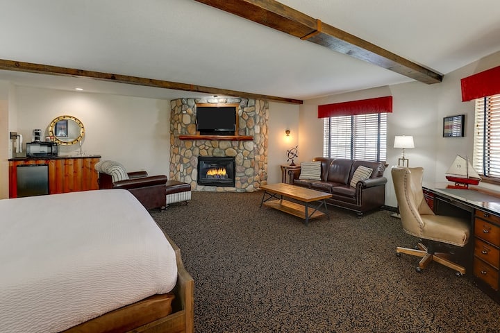 Riverside Rustic Charm: Award-winning Comfort - Peoria, IL