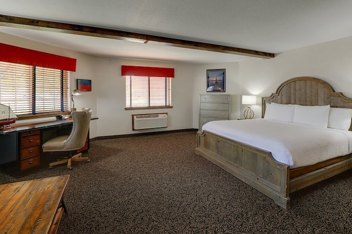 Theme Suite, Fireplace, Stoney Creek | 2 Units - Peoria, IL