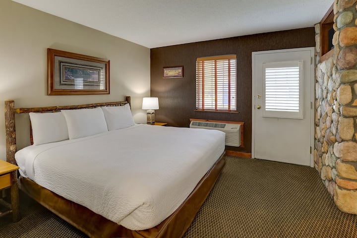 Rustic Peoria Retreat: Pools & Sunsets | 2 Units - Peoria, IL