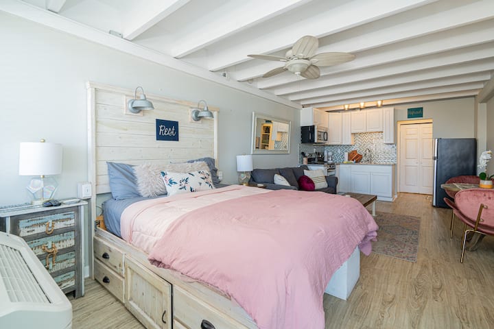 Coral Cove – Beachfront Condo For 3 W/ Onsite Pool - Panama City Beach, FL