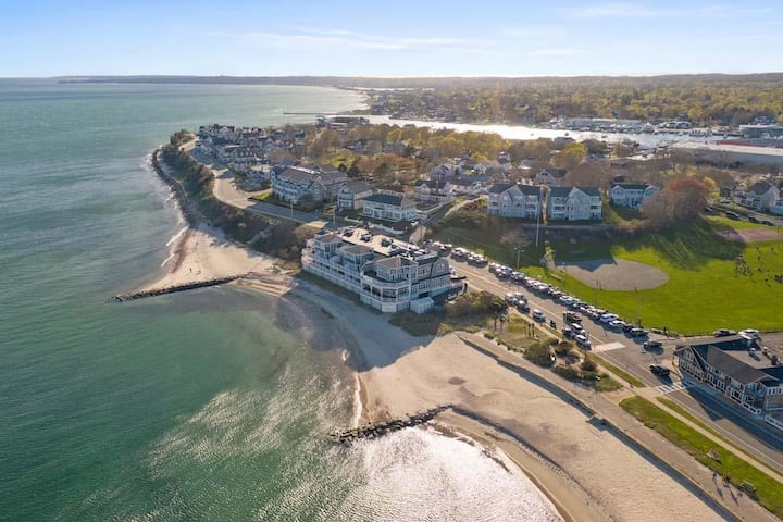 4 Bedroom Beachfront Falmouth Condo - Falmouth, MA
