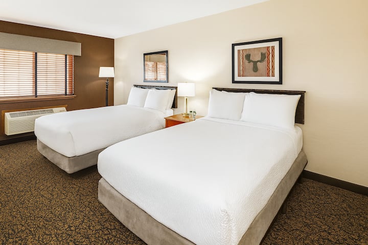 Inviting Escape: Cozy Rooms & Local Brews! Parking - Peoria, IL