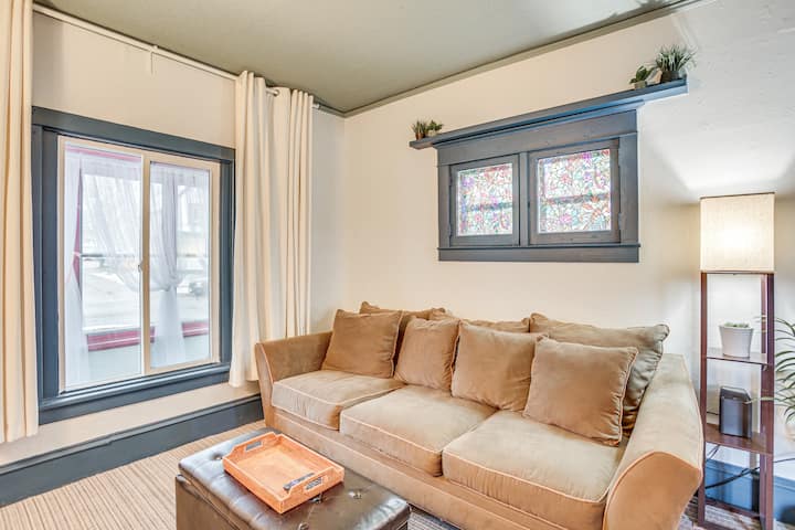 Charming Minneapolis Home W/ Deck, 5 Mi To Central - Minneapolis, MN