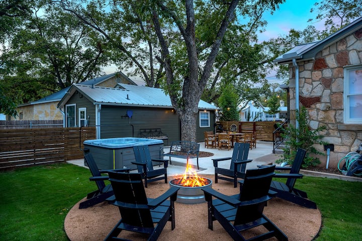 The Rock Haus - Hot Tub & Fire Pit - Fredericksburg, TX