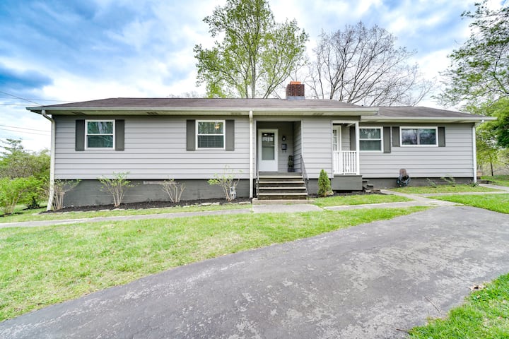 Updated Home: Central Oak Ridge Location - Oak Ridge, TN