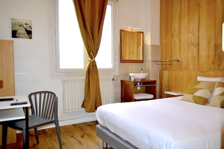 Chambre Double Standard Avec Sanitaires Communs - La Rochelle