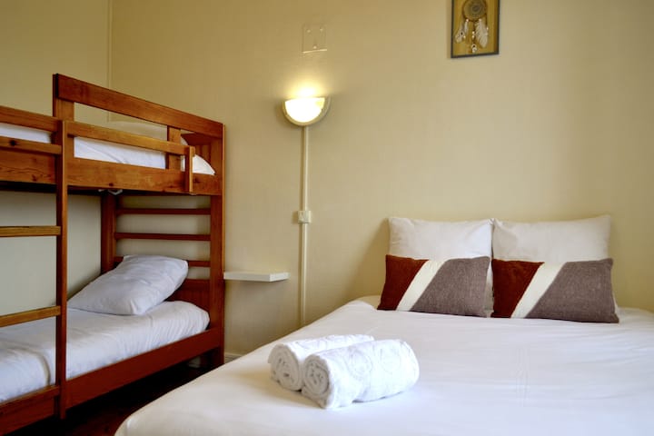 Chambre Familiale Avec Sanitaires Communs - La Rochelle