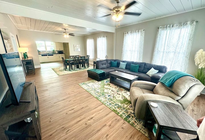 Bright & Airy 2br 1ba Home Near The Riverfront - Port Arthur, TX