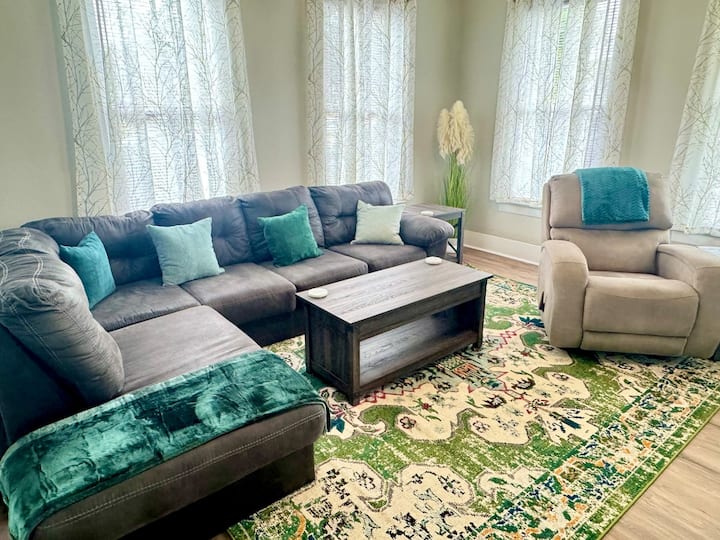 Bright & Airy 2br 1ba Home Near The Riverfront - Nederland, TX