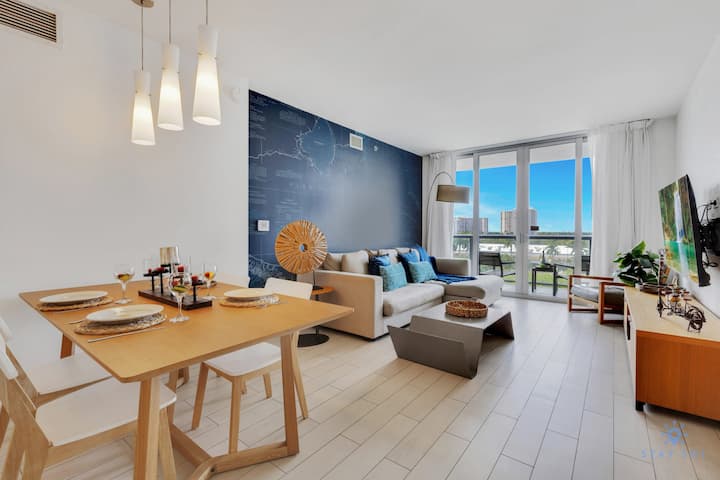 Resort Apt, Infinity Pool, Balcony Views - Hallandale Beach, FL