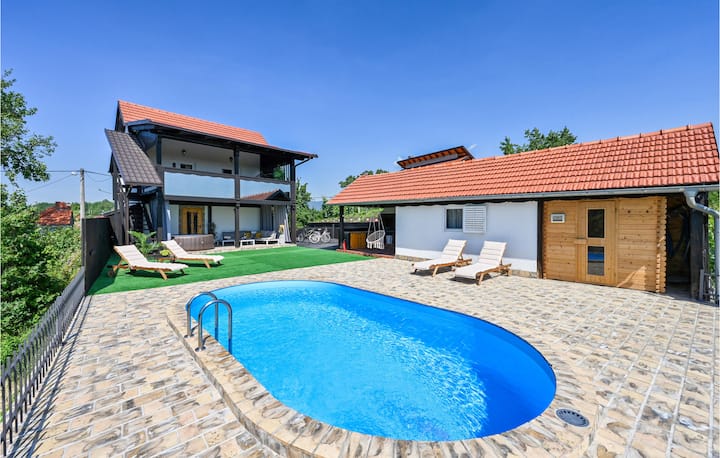 Awesome Home In Zagreb With Sauna - Sesvete