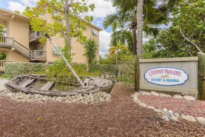 Two Bedroom Condo W/ Resort Amenities! 210 - Key West, FL