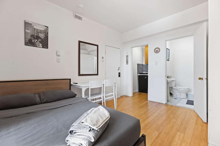 Charming Apartment Steps From Jean-talon Market - Montréal