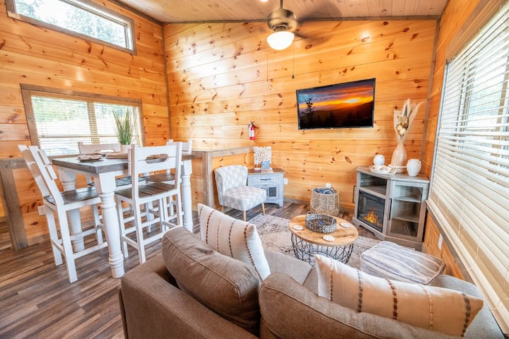 *Cozy 2bd Cabin Near Town! Fireplace + Hot Tub* - Sevierville, TN