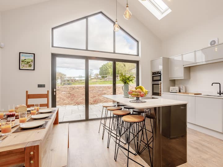 4 Bed In Dunstable  (93632) - Bedfordshire