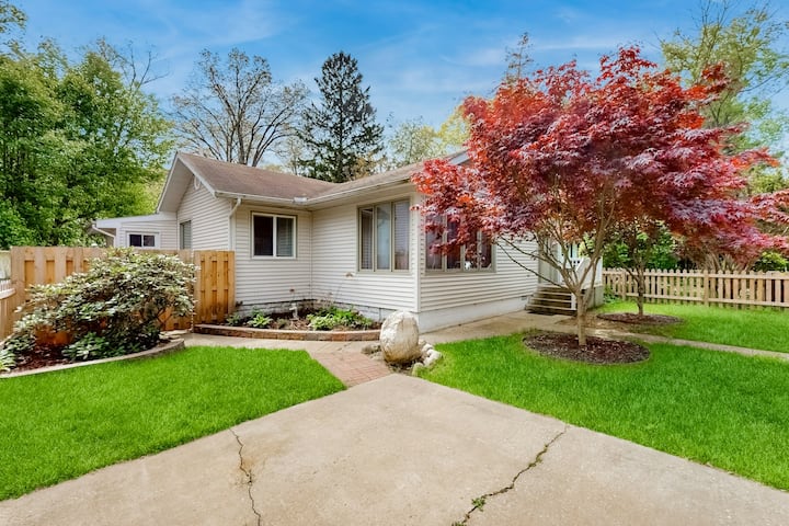 Dog-friendly Gem: Prime Location & Fenced Yard - New Buffalo, MI