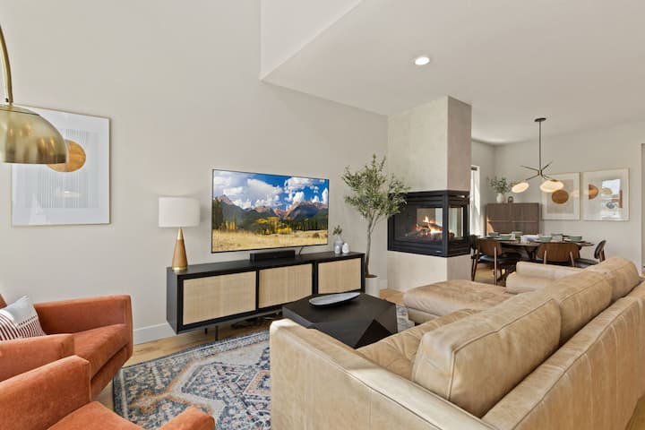 Contemporary Gem - Rooftop Deck & Private Hot Tub! - Fort Collins, CO