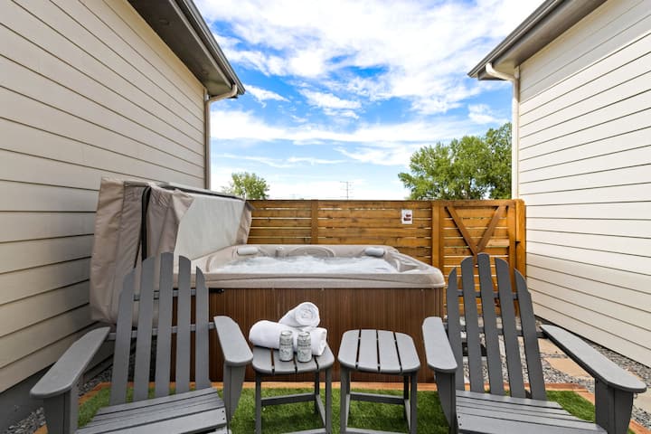 Contemporary Gem - Rooftop Deck & Private Hot Tub! - Fort Collins, CO