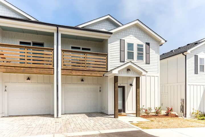 Brand New! Wave After Wave Of Bliss & Convenience! - Corolla, NC