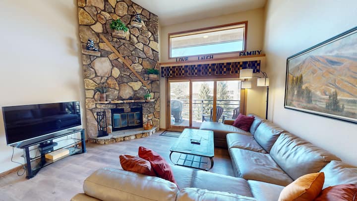 On River Trail! Pool, Hot Tub, Lift. Near Weddings - Keystone, CO