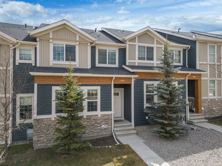 Nolanhill Nook 4-bedroom Townhouse & Yard - Calgary