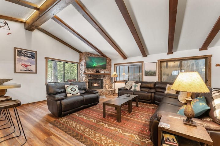 Pet-friendly Tahoe Stay + Gas Fireplace - Tahoe Vista, California, CA
