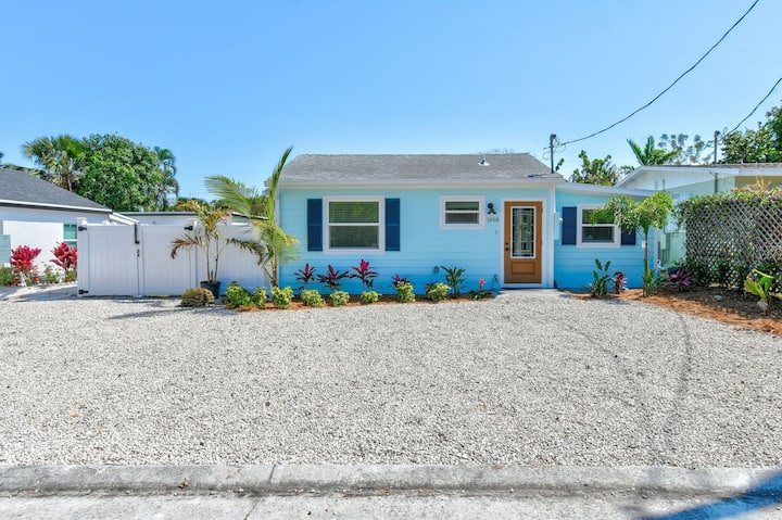 Backyard Oasis, 5min. Drive To Beach, Dog Friendly - Juno Beach, FL