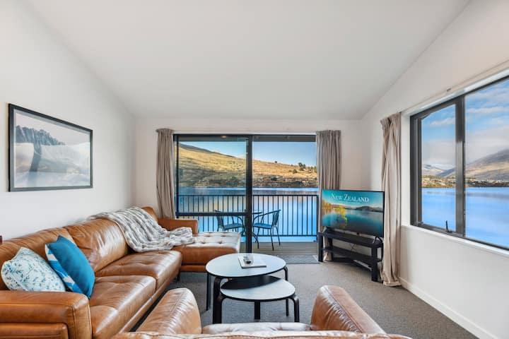 Scenic Lakefront Apartment - Queenstown