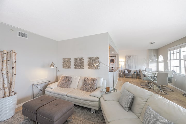 5-star Location! | Walk To Beach/rest/shops - Clearwater Beach, FL