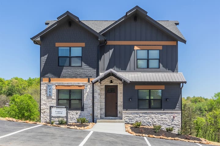 New Lux Lodge,pool,view,pkwy 1 Mi,sleeps 18,games! - Sevierville, TN