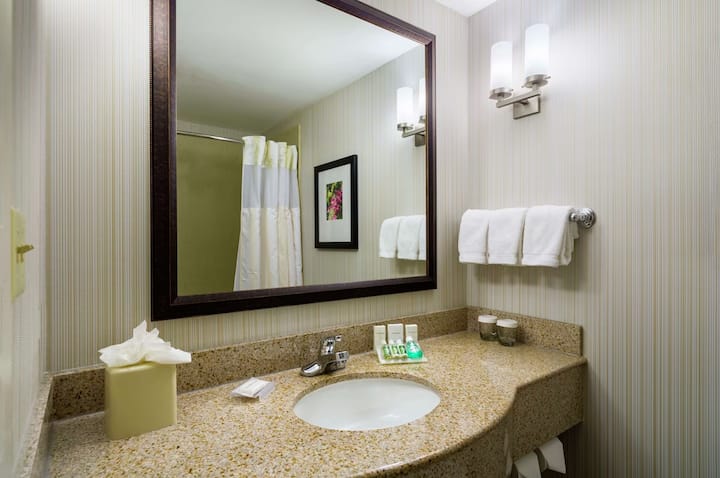 Chic Oasis W/ Indoor Pool, Off I-95, Near Rutgers - Edison, NJ