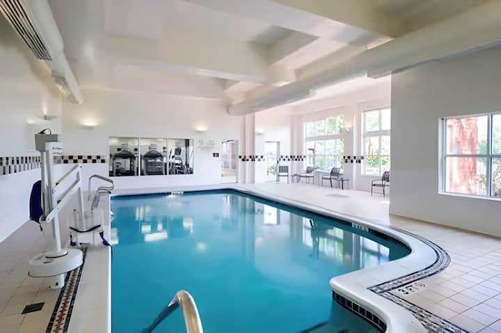 Comfort & Convenience To Nyc, Heated Pool - Edison, NJ