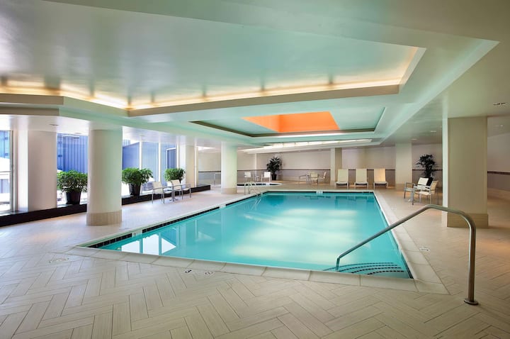 3 Group Friendly Suites W/ Pool & Free Breakfast! - Bethesda, MD